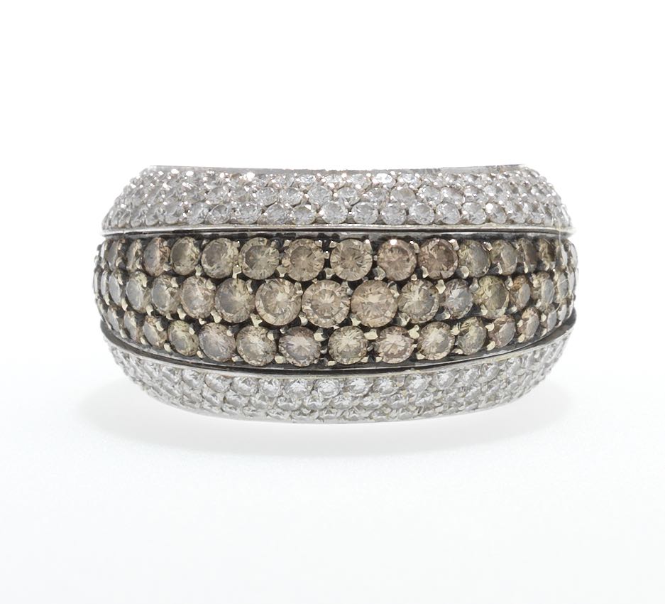 A Ladies' Two Color Diamond Ring , 12.12.14