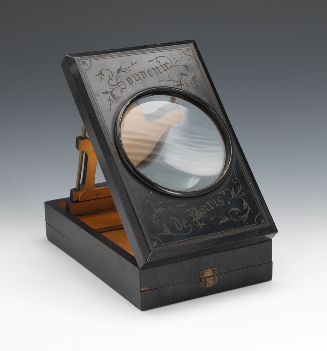 Souvenir de Paris Graphoscope, 02.19.15, Sold: $80.5